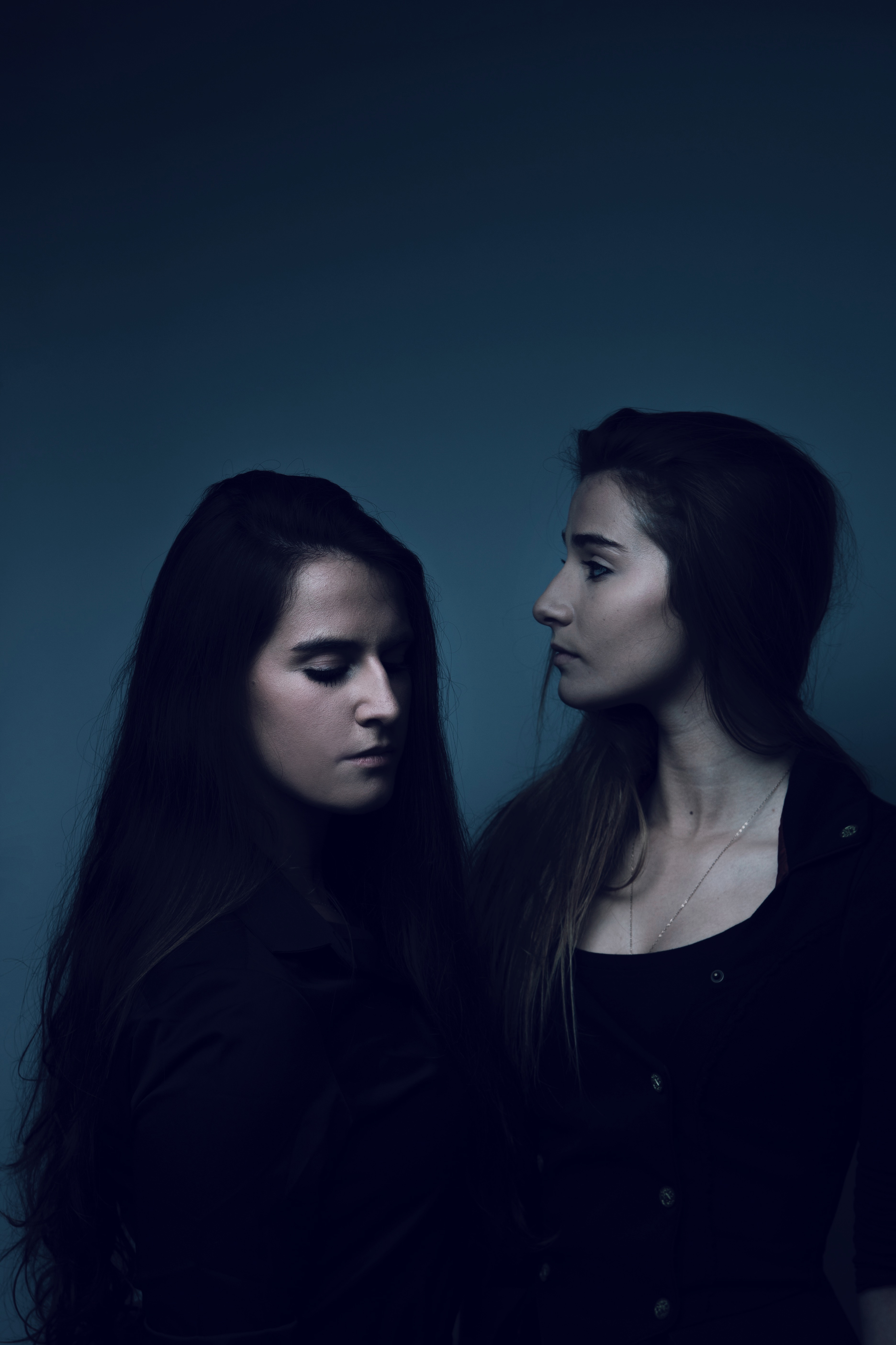 The Neoni sisters show their rebellious side in new single ‘OUTLAW ...