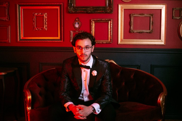 Chris Grey releases stunning electro-pop single ‘Seamless’ – PURPLE MELON