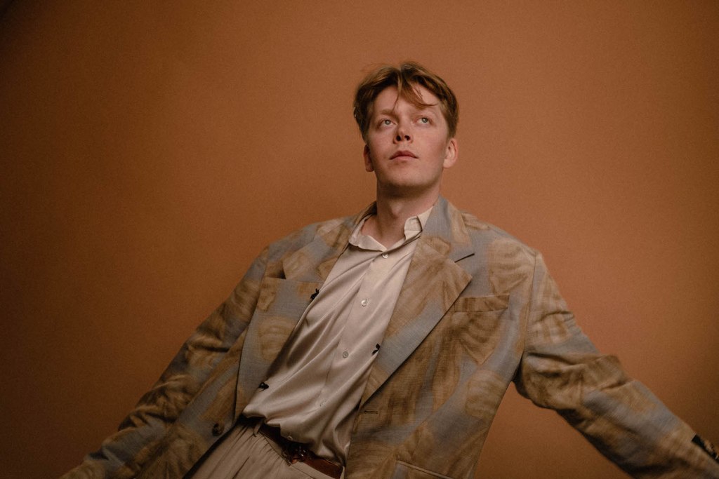 Purple Pop: Augustine, Elise Trouw, Ava Della Pietra, Diana Vickers ...